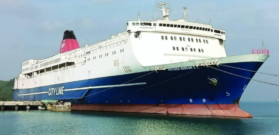 Operasional Kapal Roll On Roll Off atau RORO di Pelabuhan Banten ...